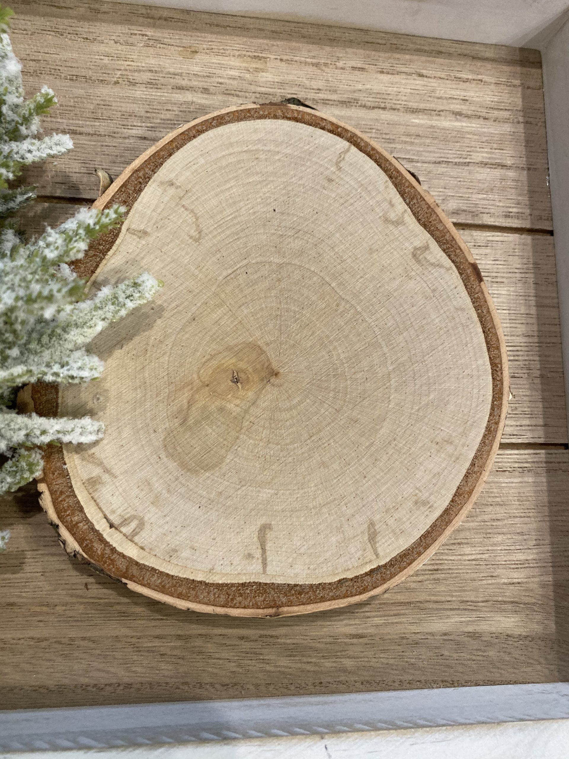 How to make a simple Joy Christmas Sign - Re-Fabbed