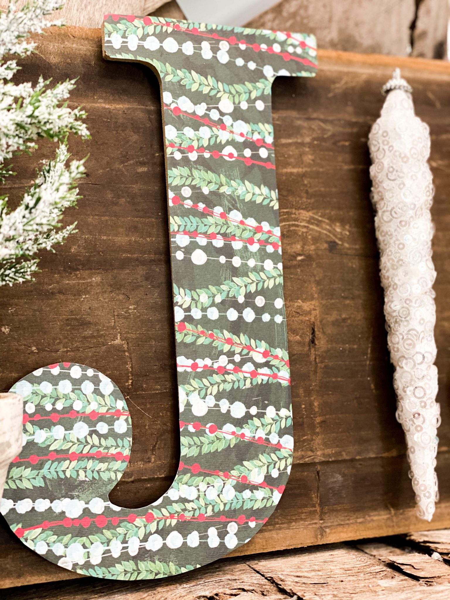 diy Christmas mod podge sign - Re-Fabbed