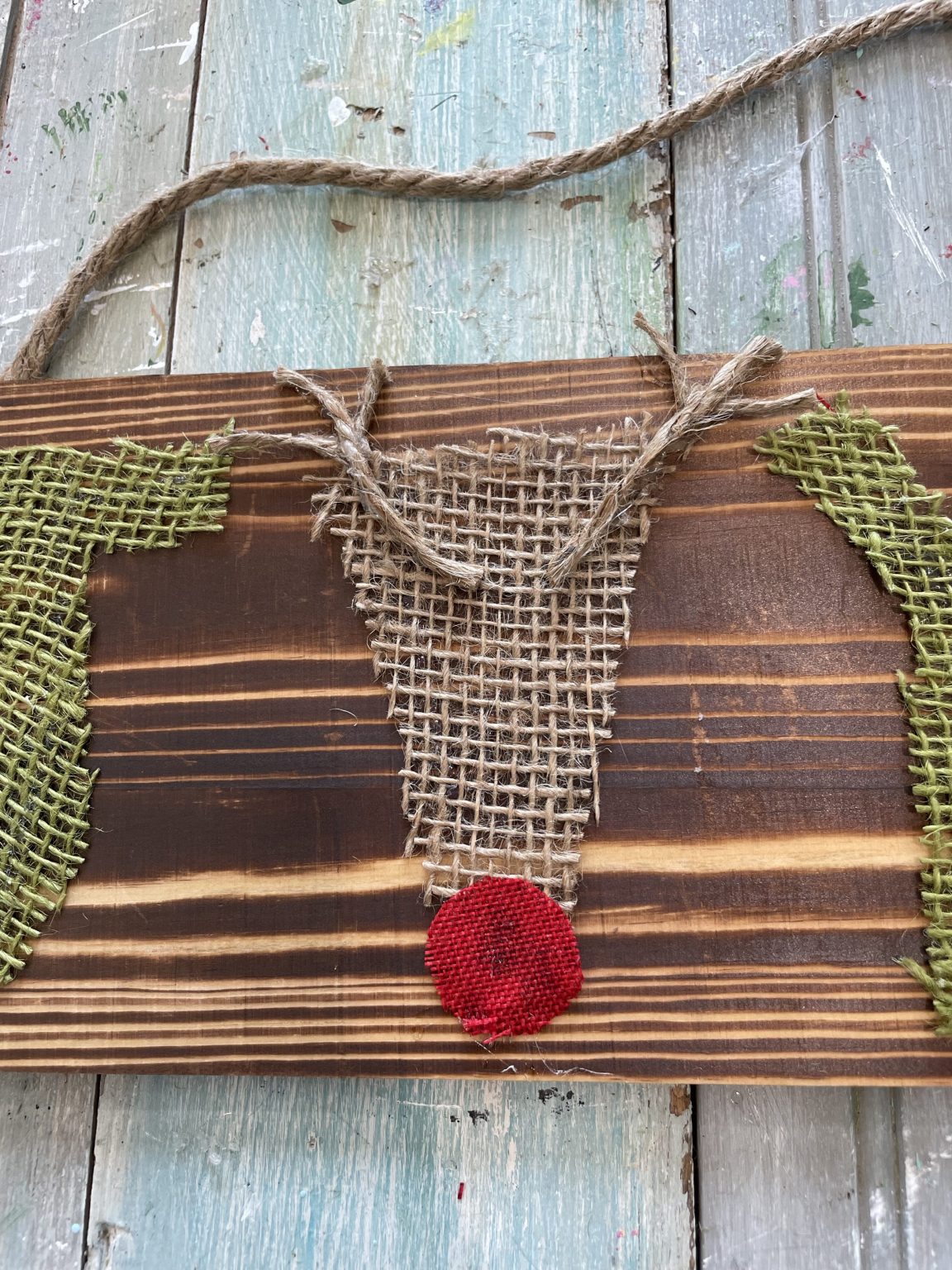 diy burlap joy reindeer sign - Re-Fabbed