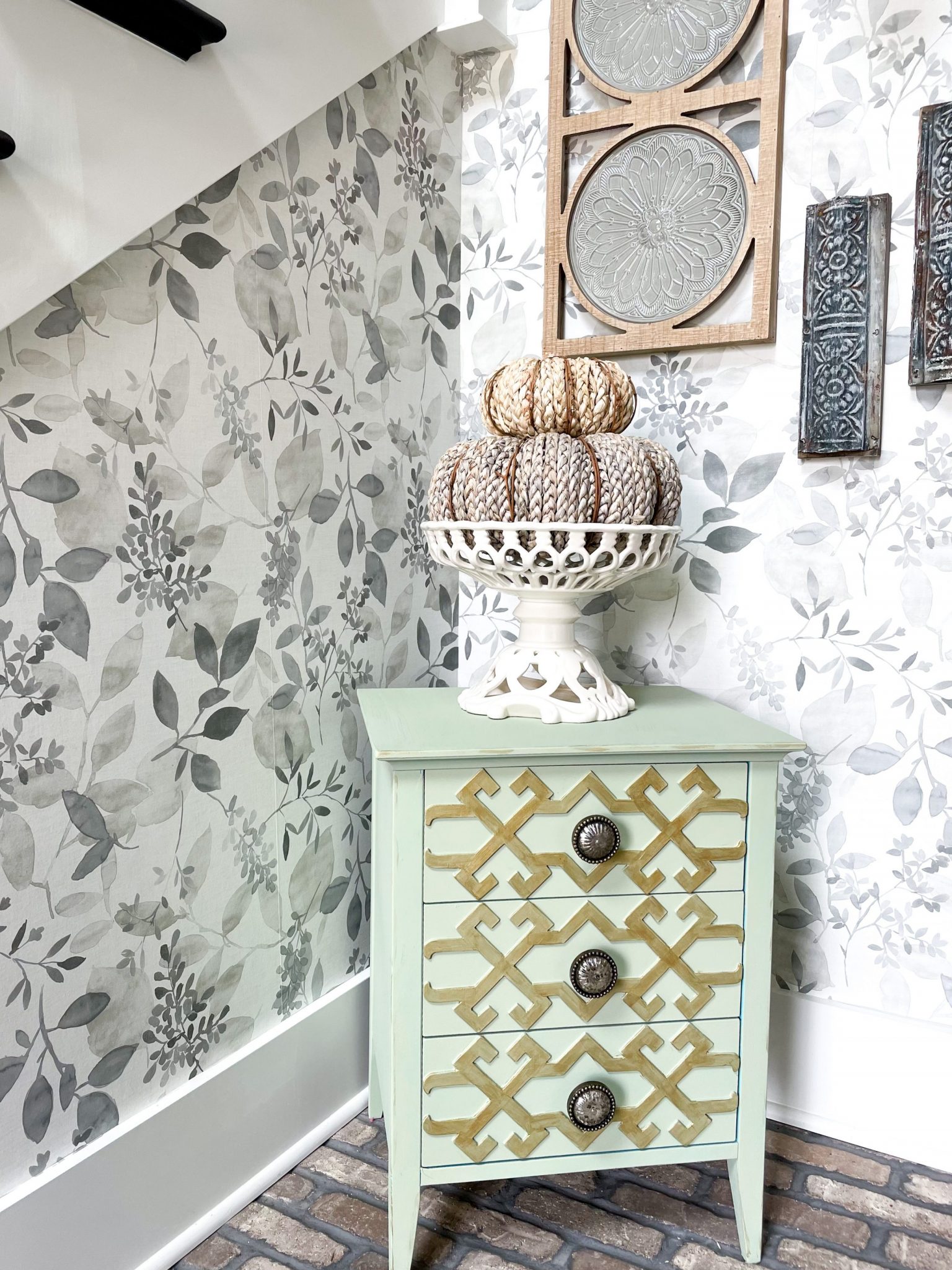 Cheap and Easy Side Table Makeover using Chalk Paint - Re-Fabbed