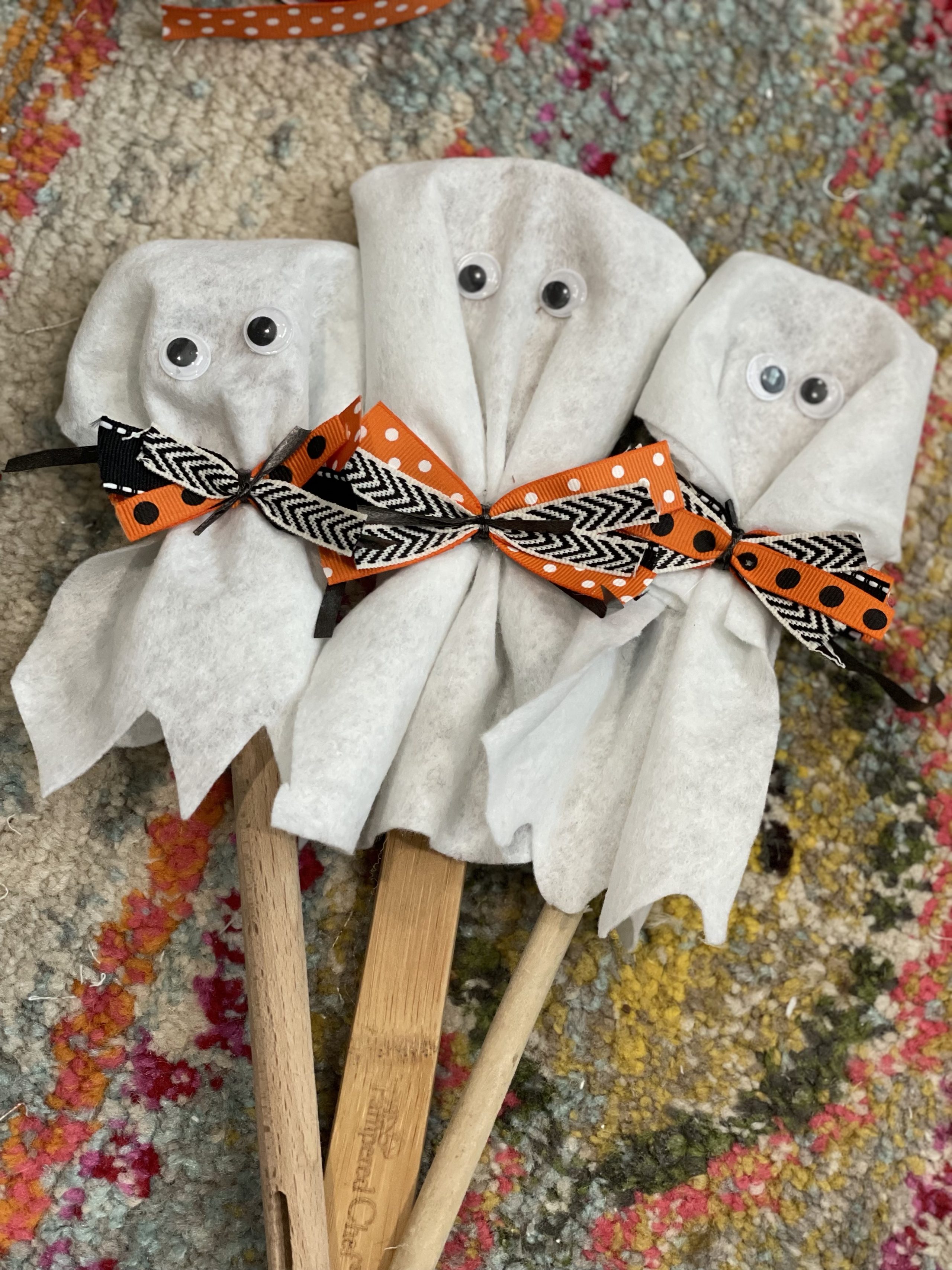 Easy DIY Ghost Craft for Halloween - Re-Fabbed