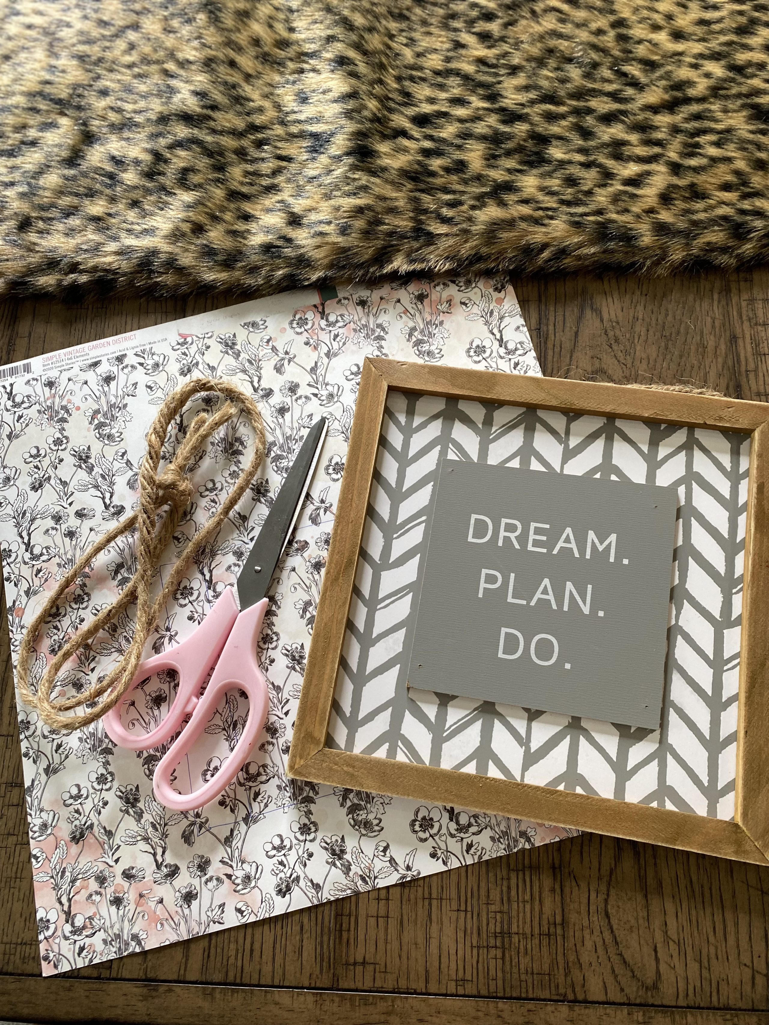 dollar general home decor sign makeover - Re-Fabbed