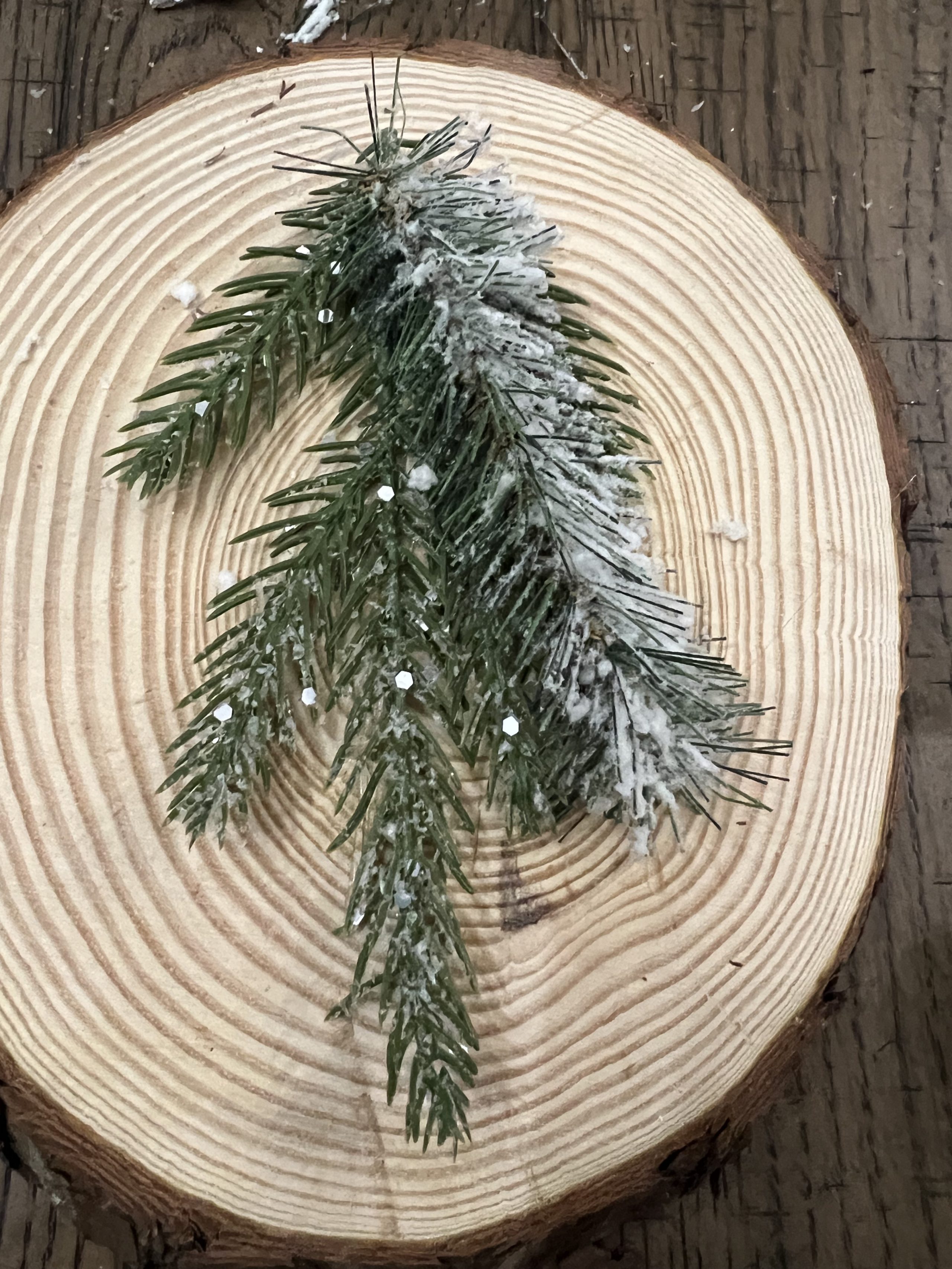 diy wood slice Christmas tree decor - Re-Fabbed