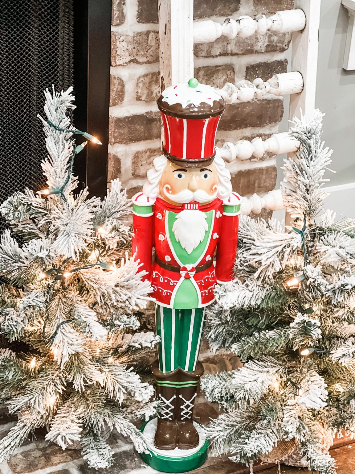 traditional styled christmas mantel - Re-Fabbed