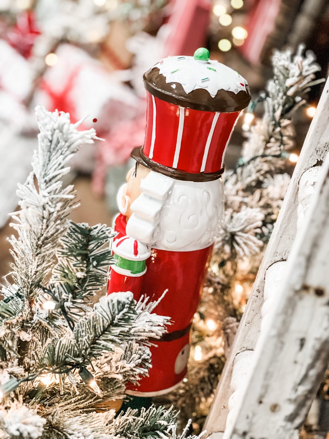 traditional styled christmas mantel - Re-Fabbed