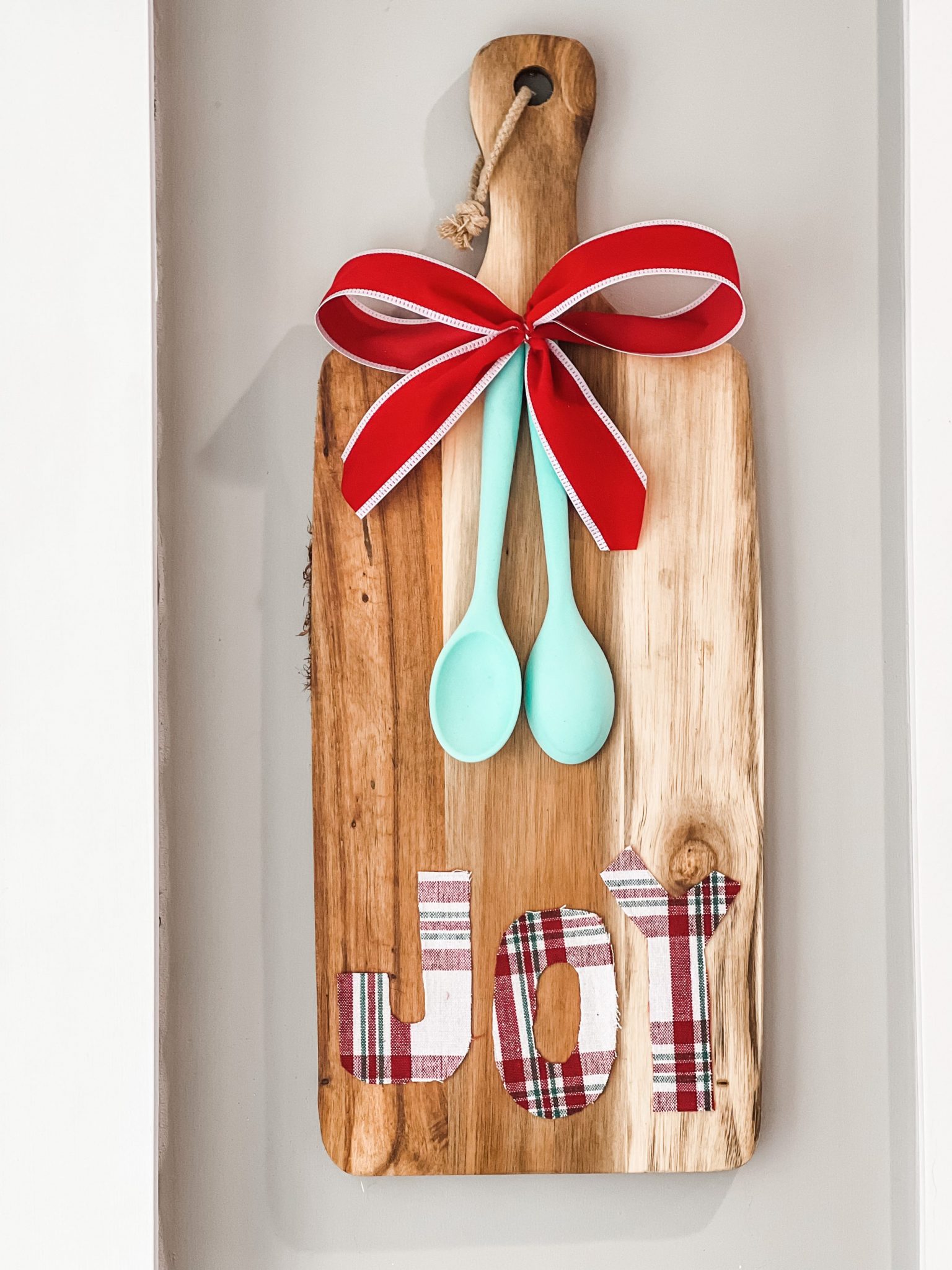 christmas cutting board makeover - Re-Fabbed