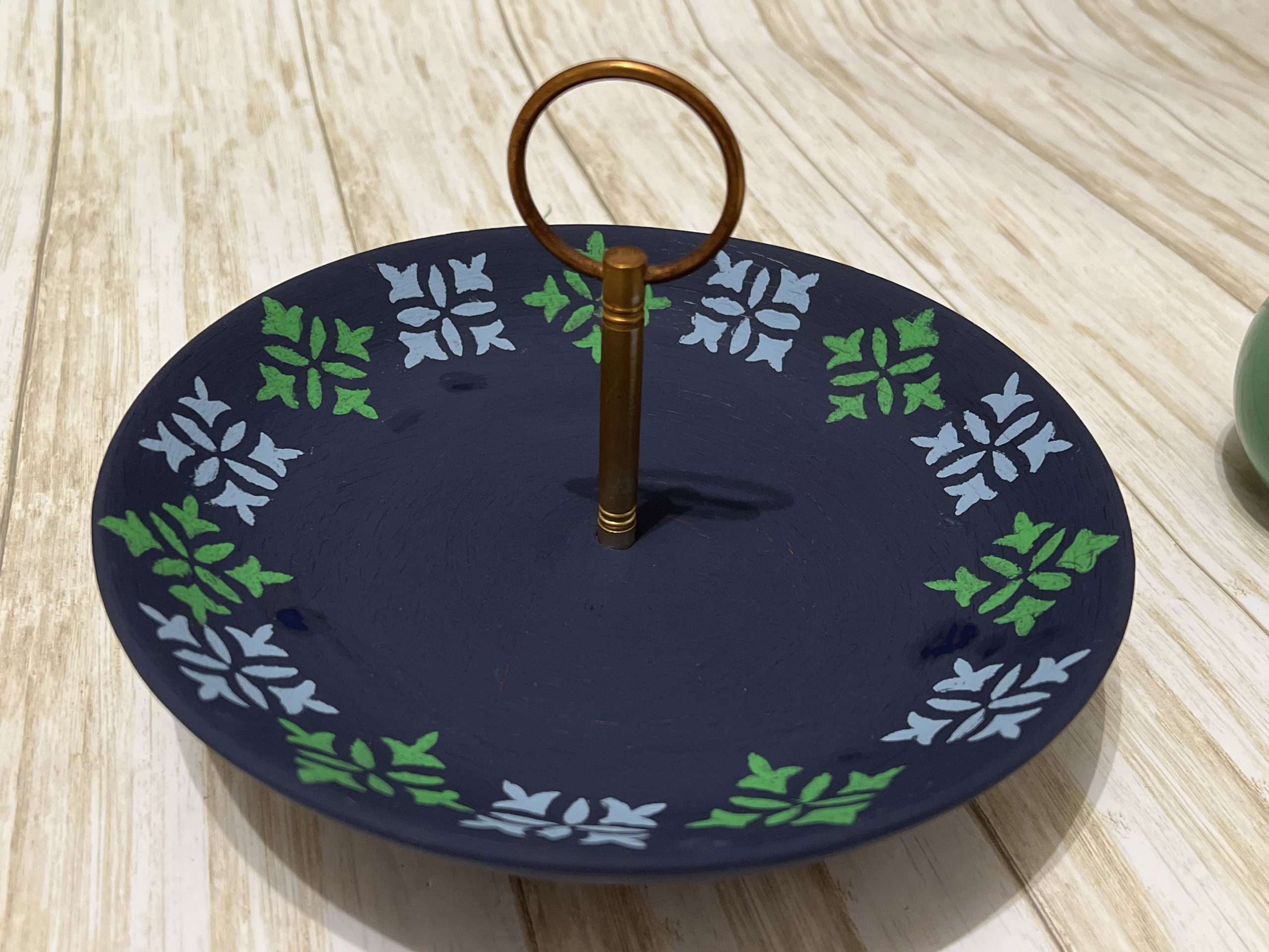 how to makeover a thrift store tray using stencils - Re-Fabbed