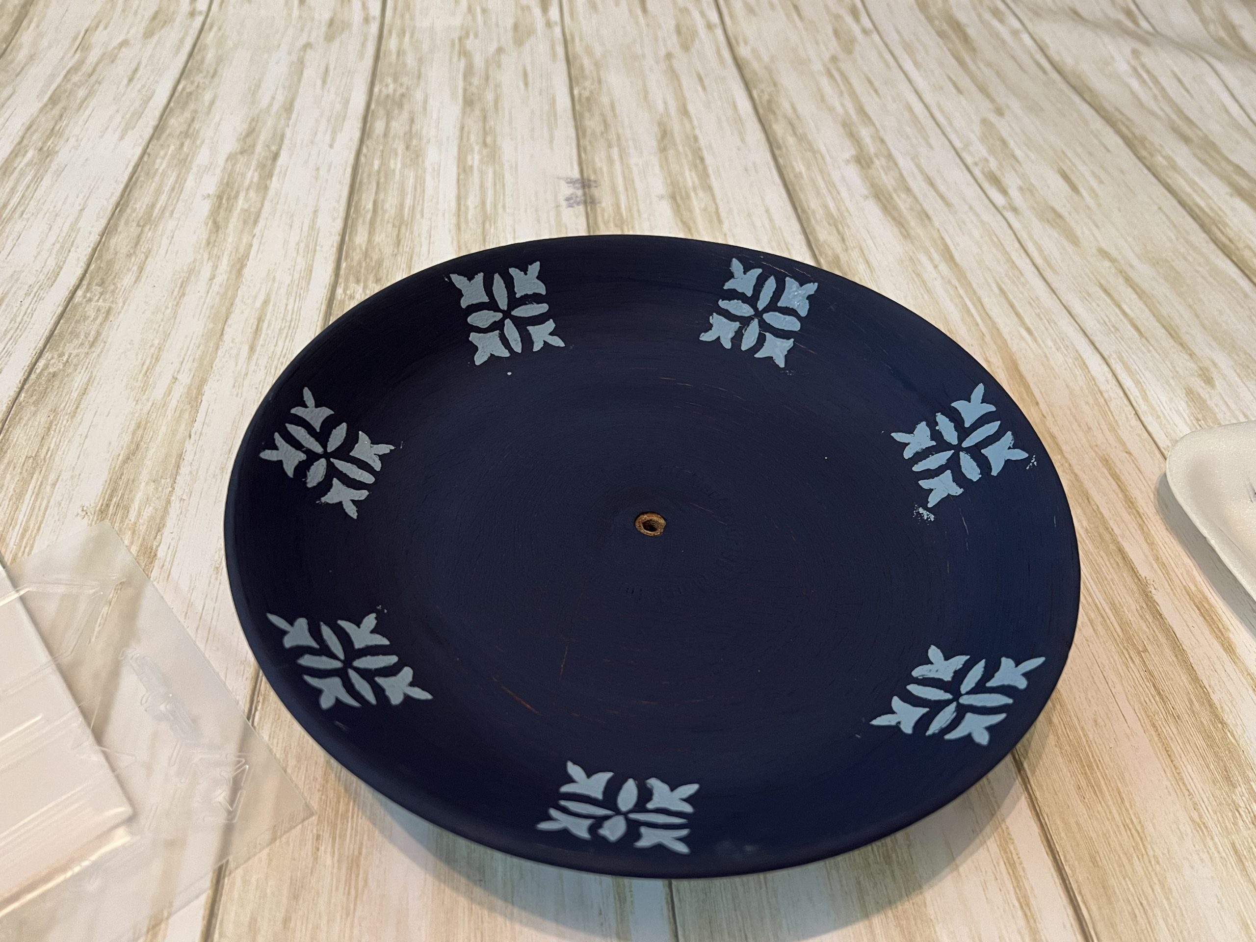 how to makeover a thrift store tray using stencils - Re-Fabbed