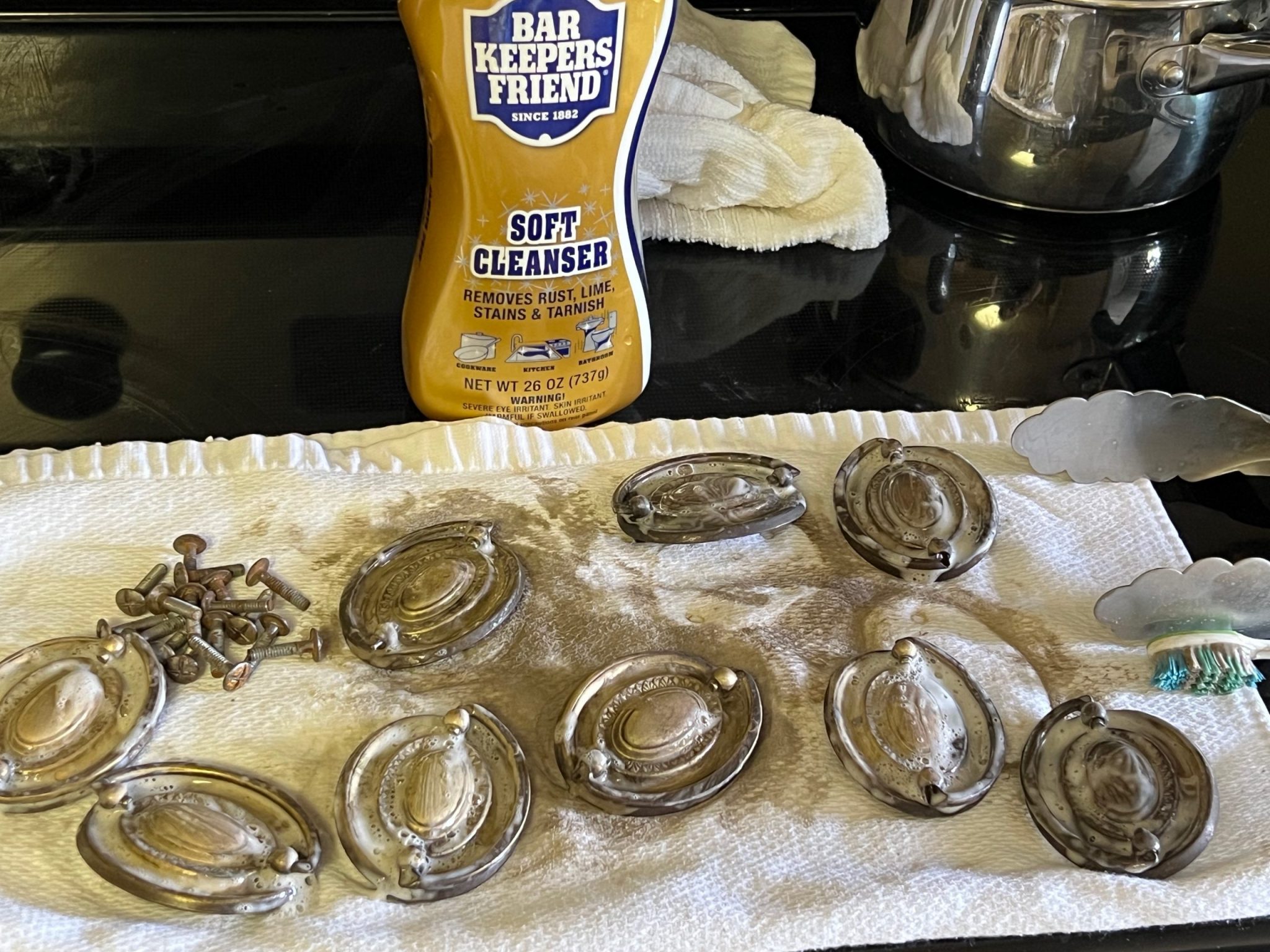 how to bleach wood veneer furniture using household bleach - Re-Fabbed