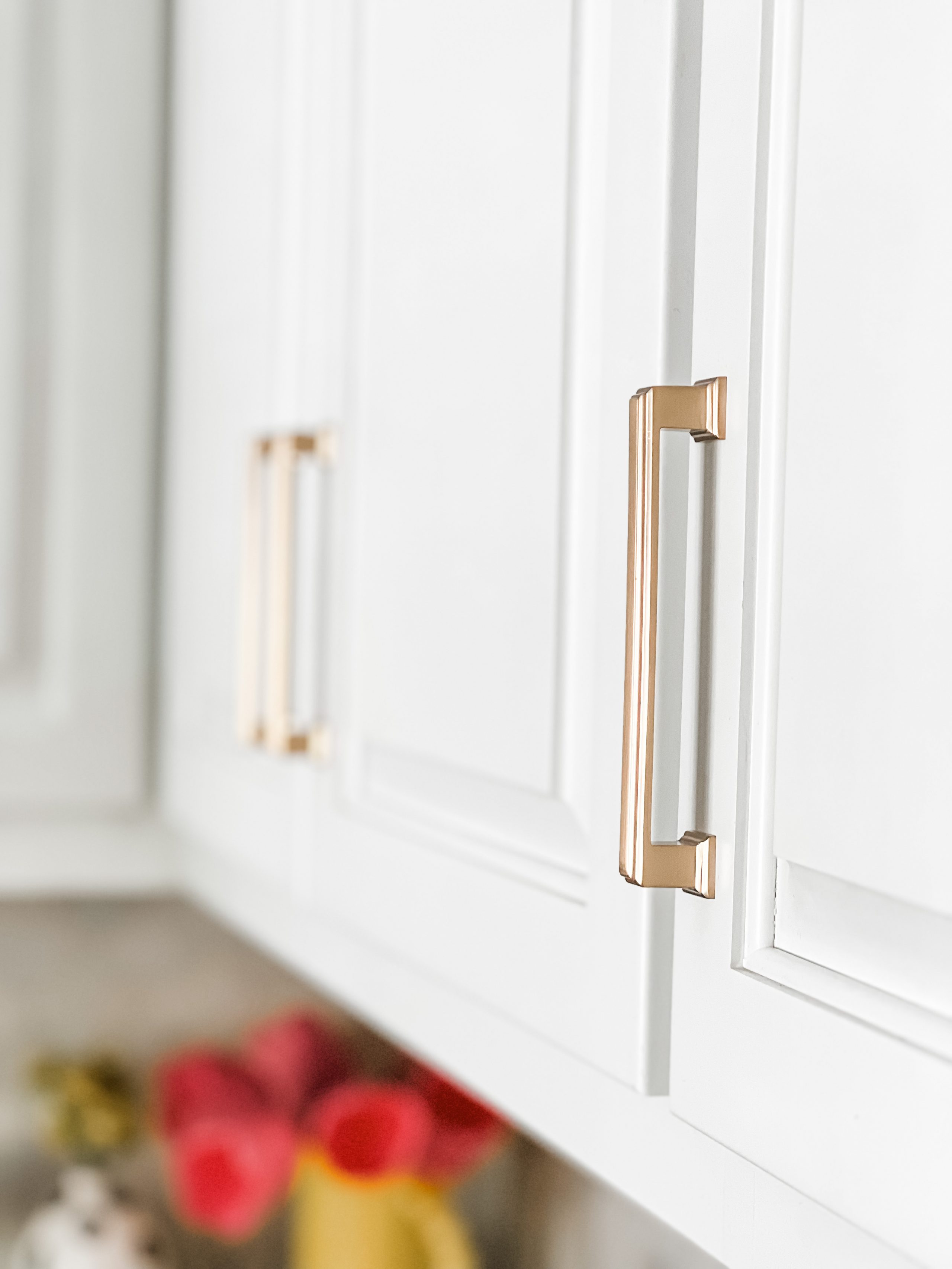 changing black hardware to gold in the kitchen - Re-Fabbed