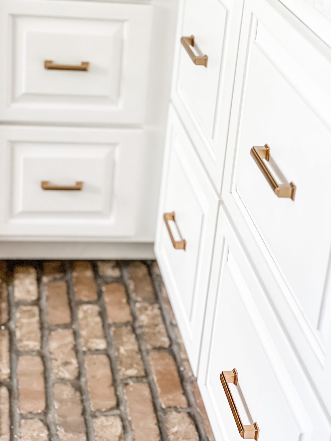 changing-cabinet-hardware-to-gold9 - Re-Fabbed