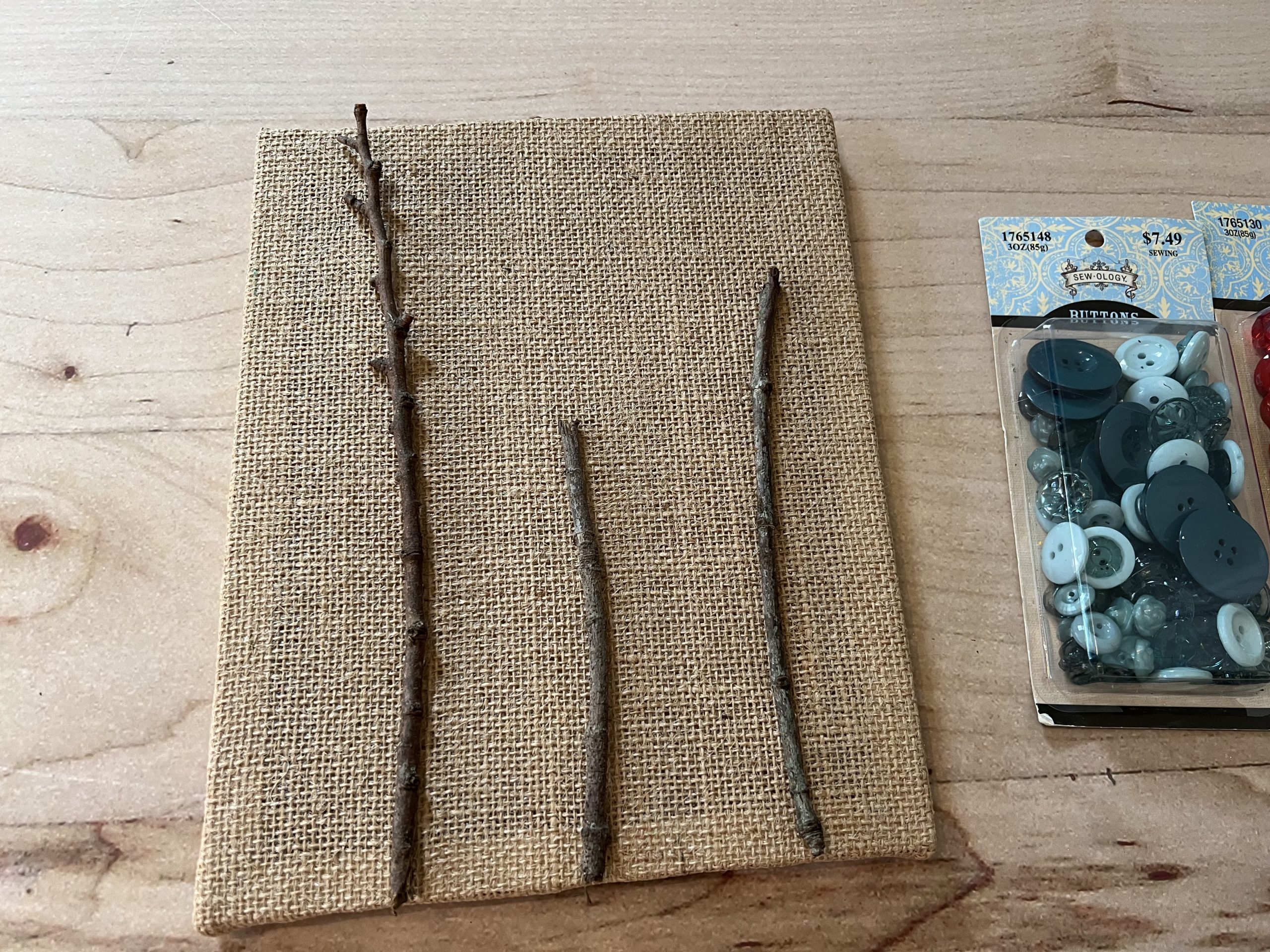 how to make christmas trees with buttons - Re-Fabbed