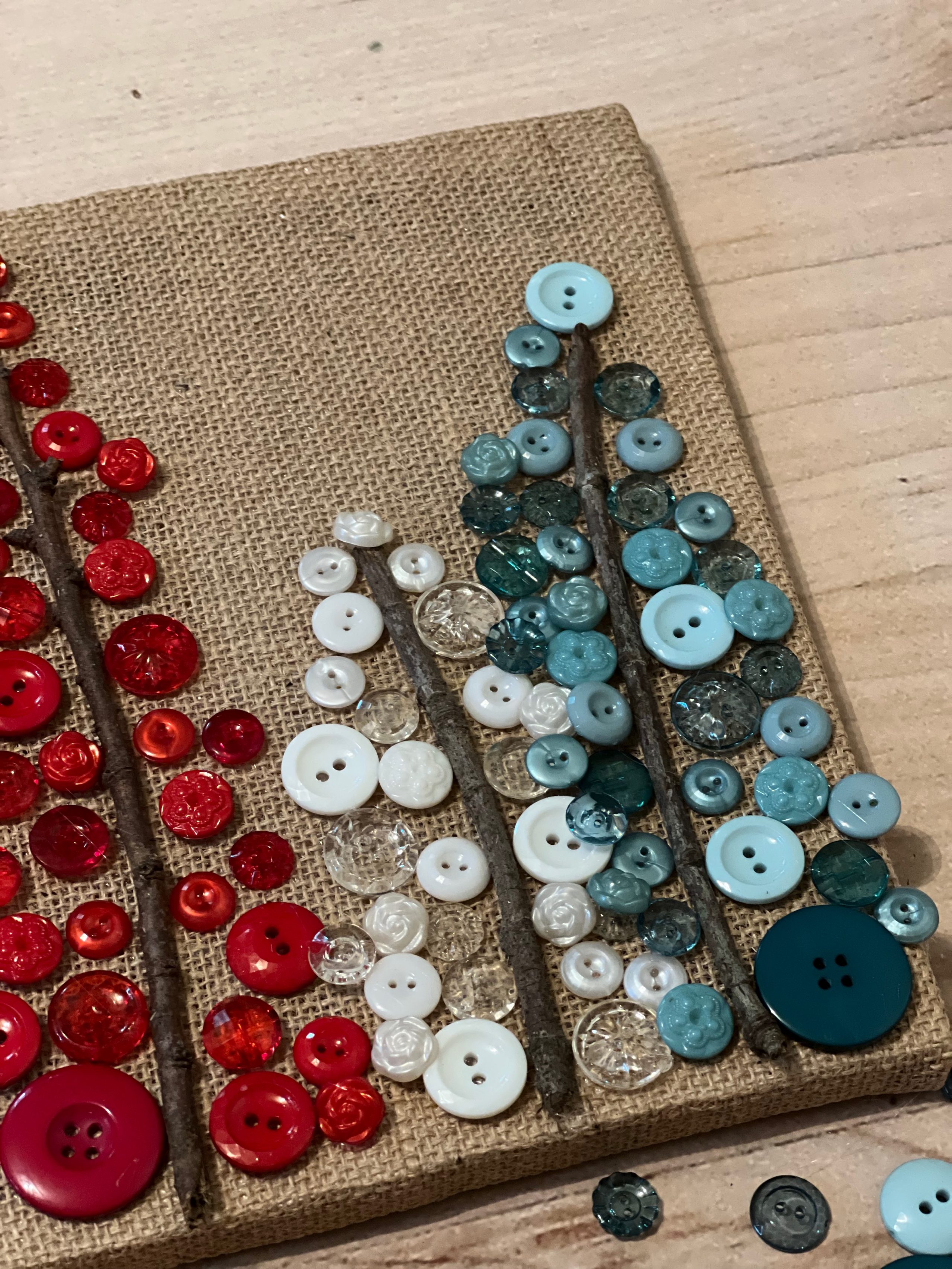 how to make christmas trees with buttons - Re-Fabbed