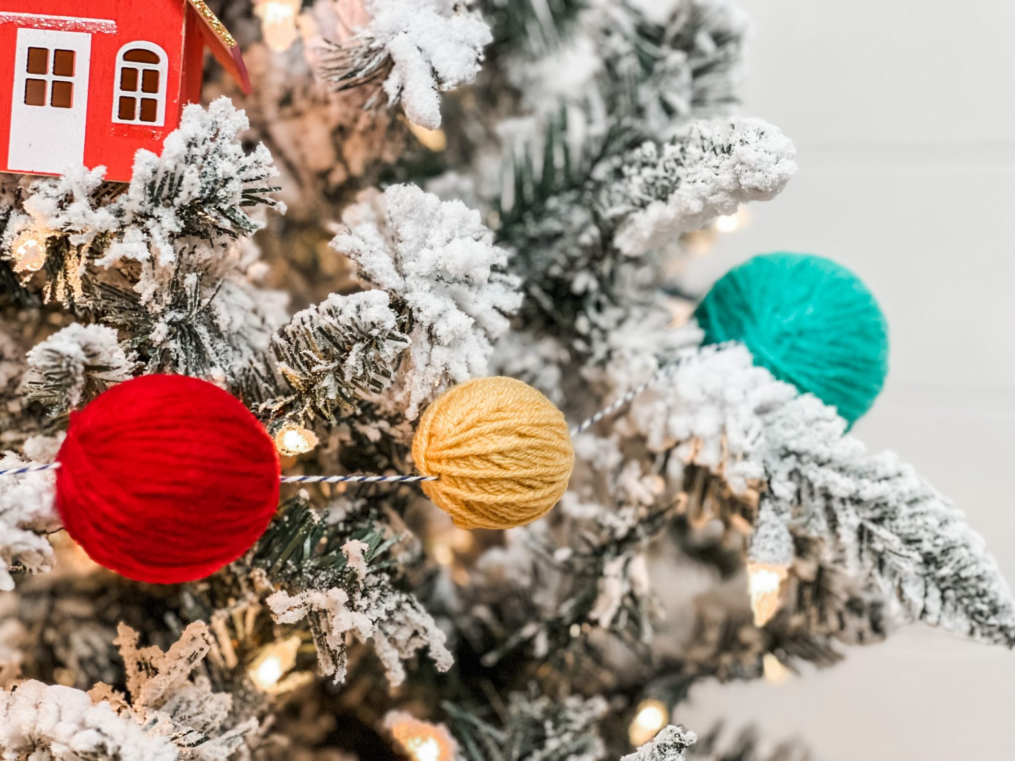 how to make christmas garland with yarn - Re-Fabbed