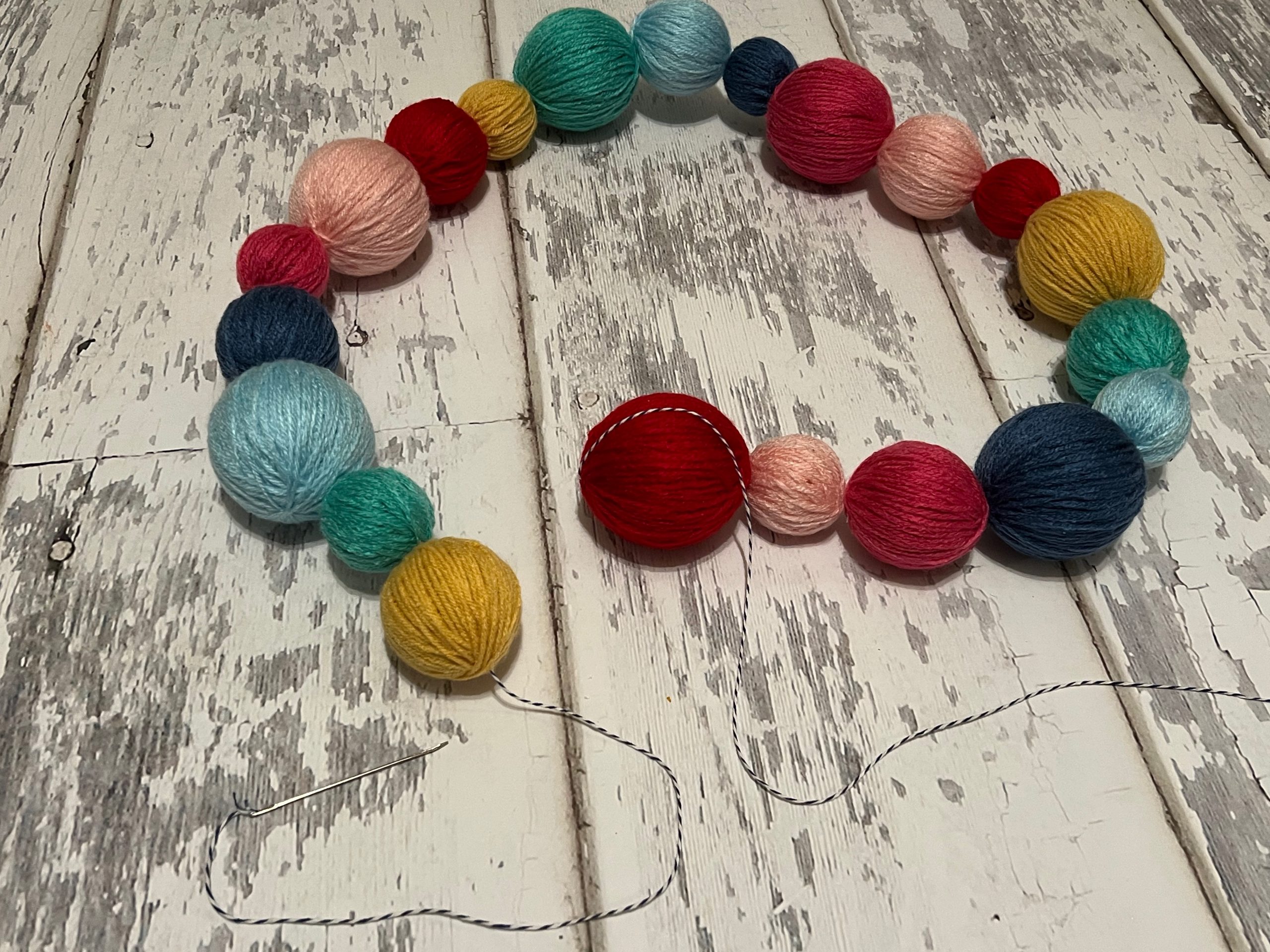 how to make christmas garland with yarn - Re-Fabbed