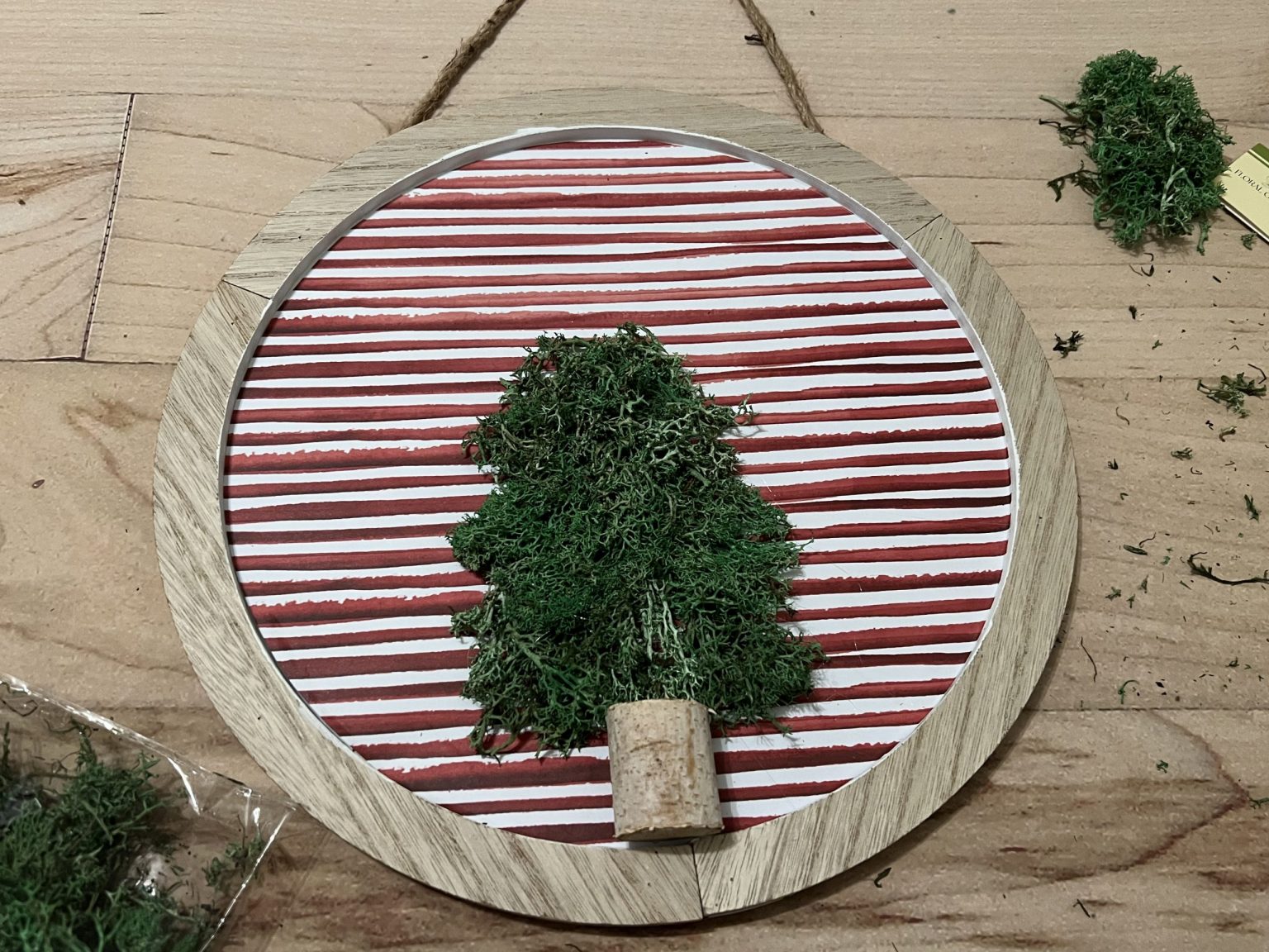 how to make diy moss christmas tree - Re-Fabbed