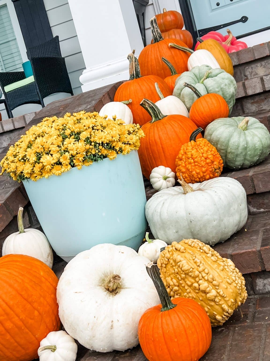 how to arrange pumpkins on your front porch steps - Re-Fabbed