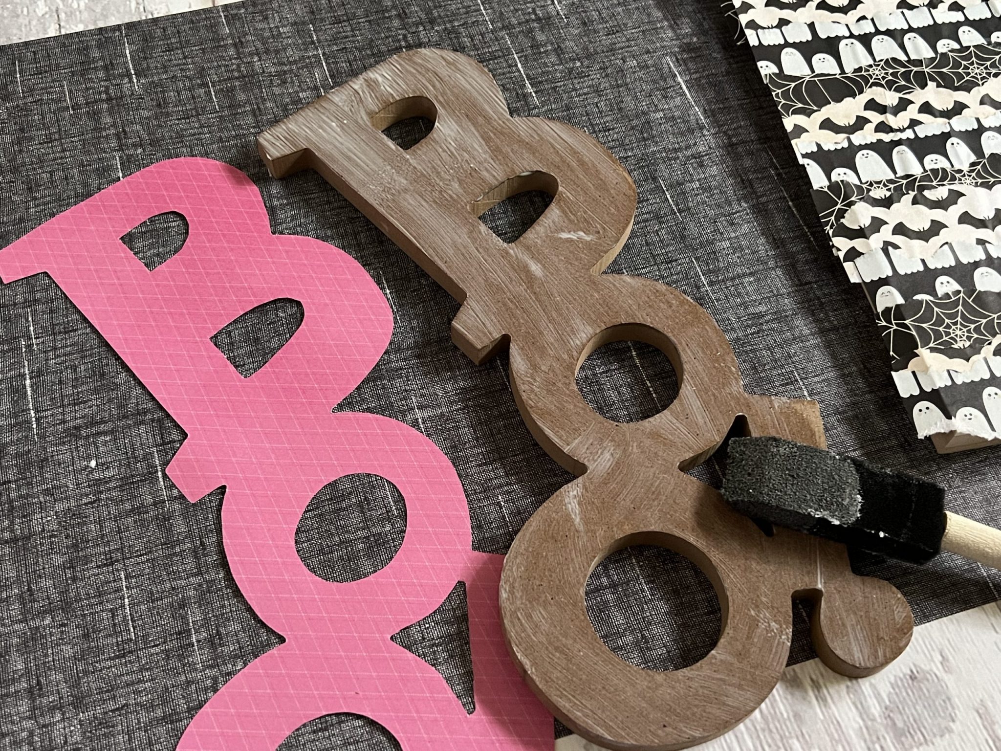 how to make a simple diy halloween sign - Re-Fabbed