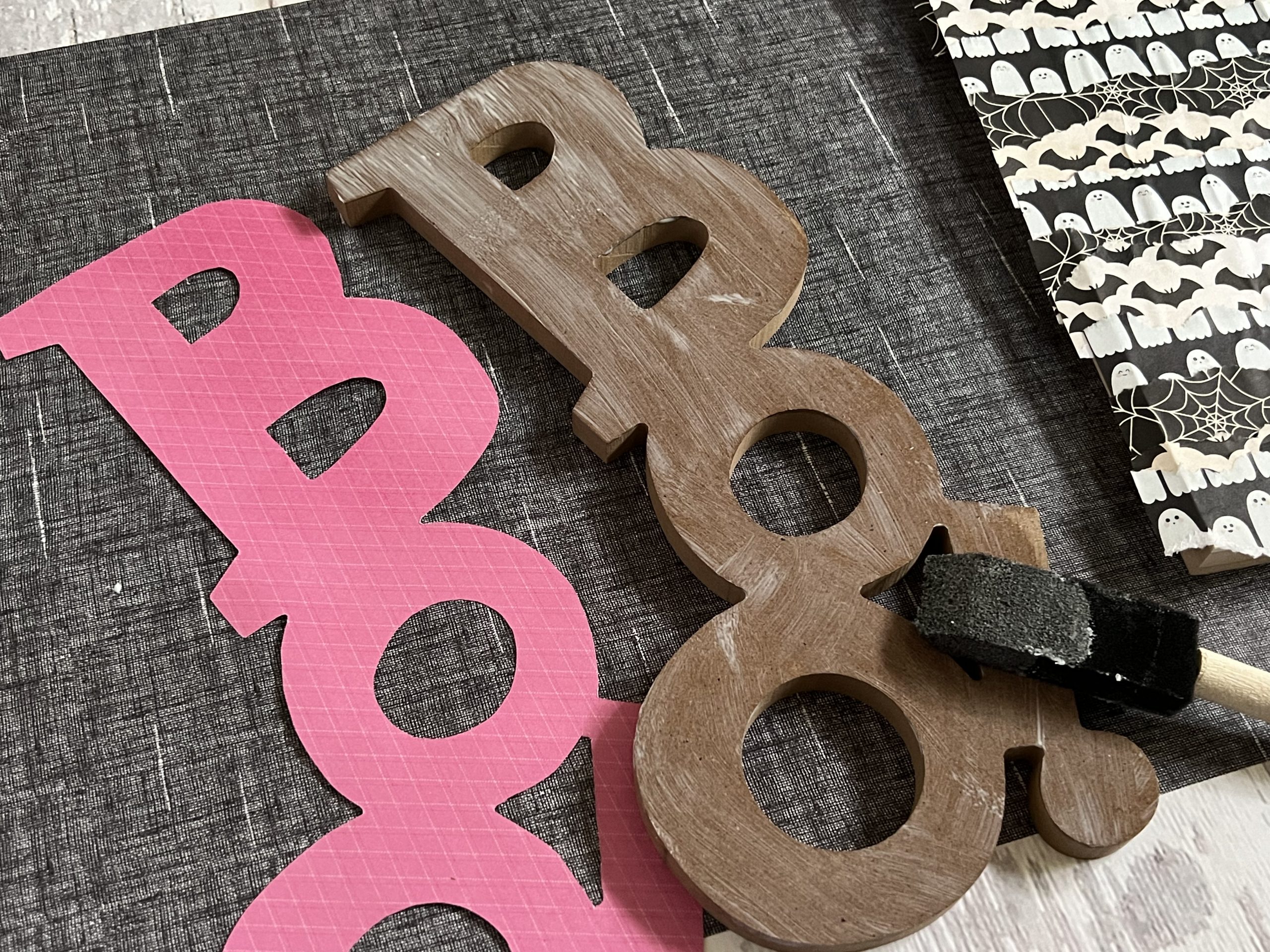 how to make a simple diy halloween sign - Re-Fabbed