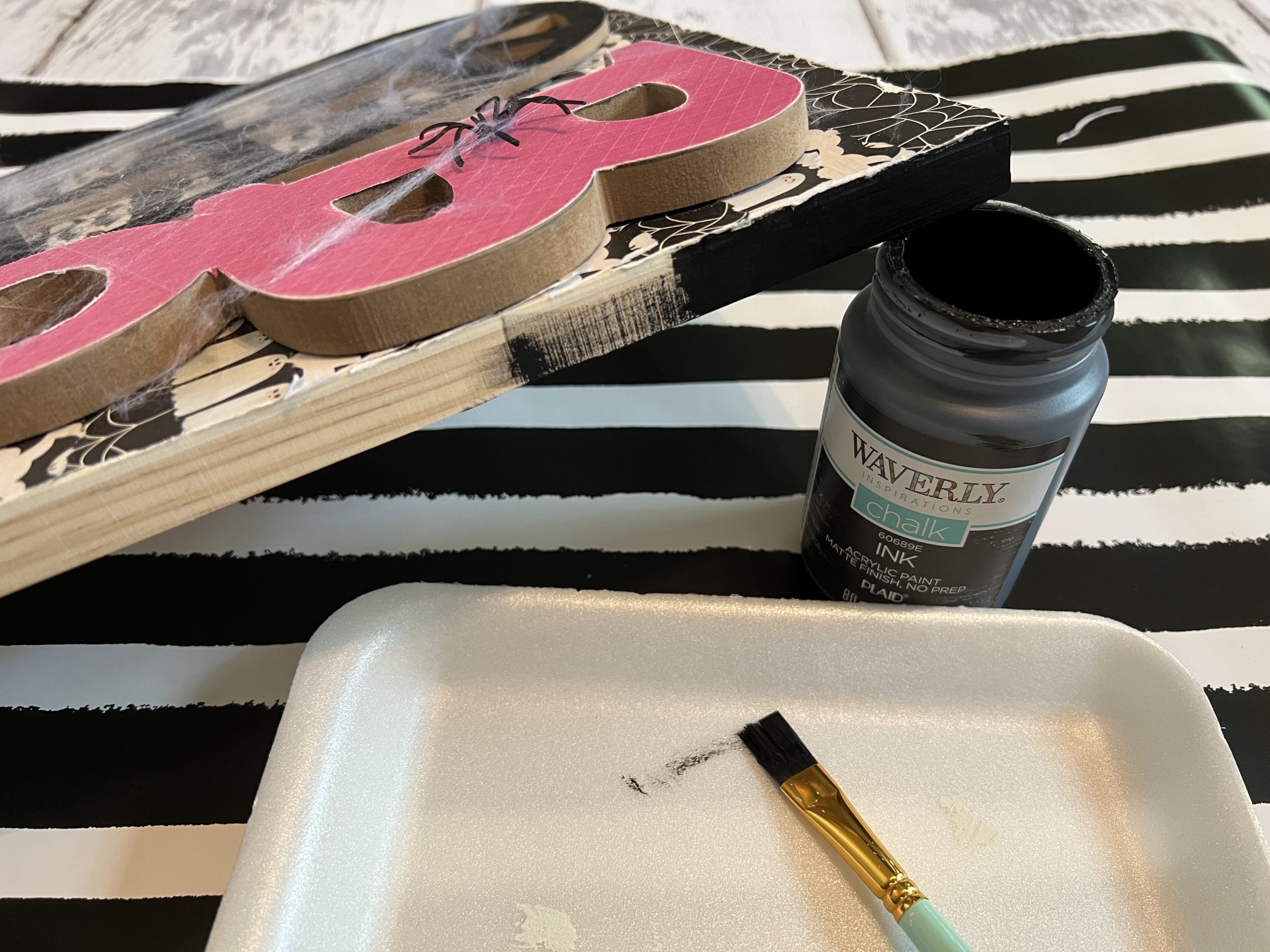 how to make a simple diy halloween sign - Re-Fabbed