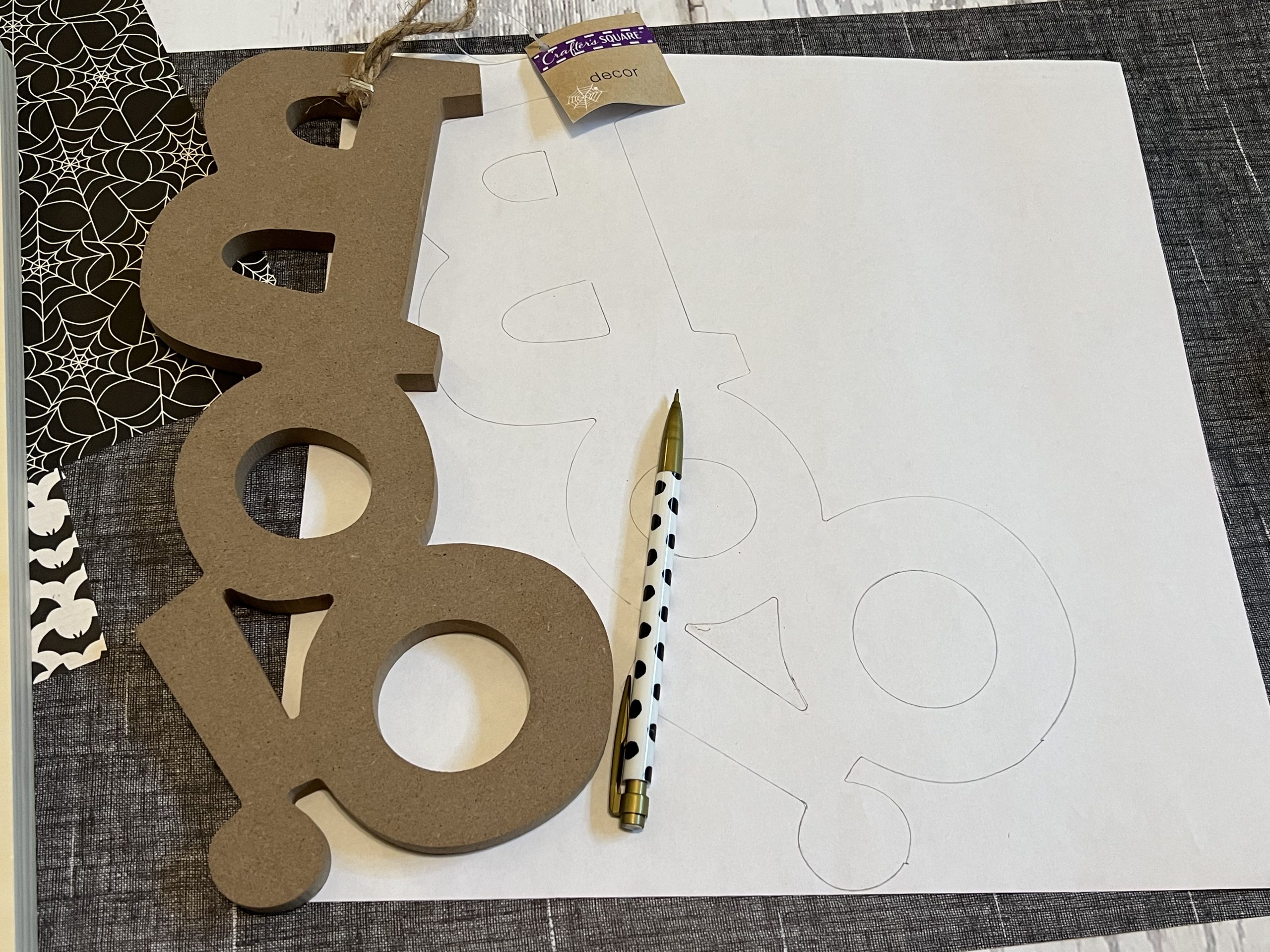 how to make a simple diy halloween sign - Re-Fabbed