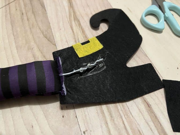 how to make diy witch leg picks for wreaths - Re-Fabbed