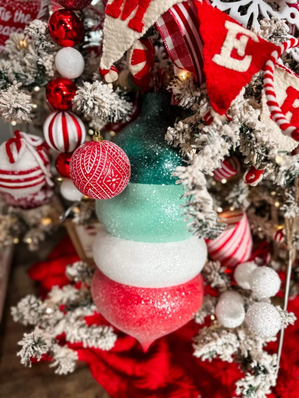 how to decorate a red and white christmas tree - Re-Fabbed