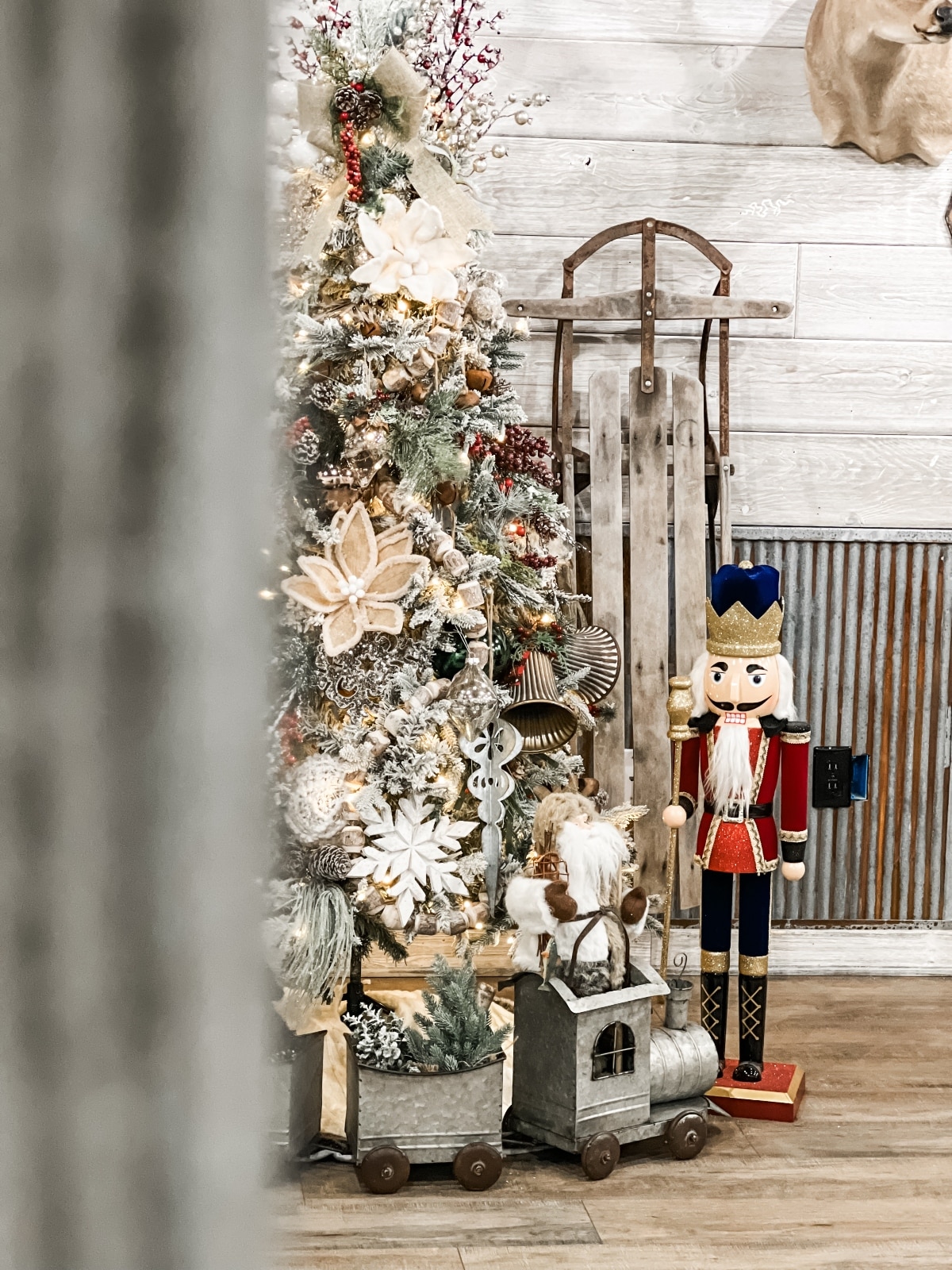 rustic themed christmas tree inspiration - Re-Fabbed