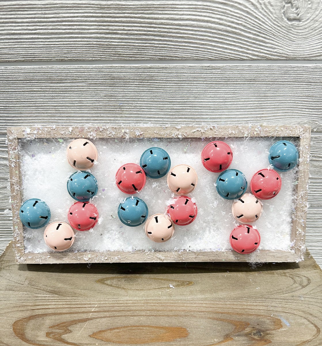 how to make a diy joy sign with jingle bells - Re-Fabbed