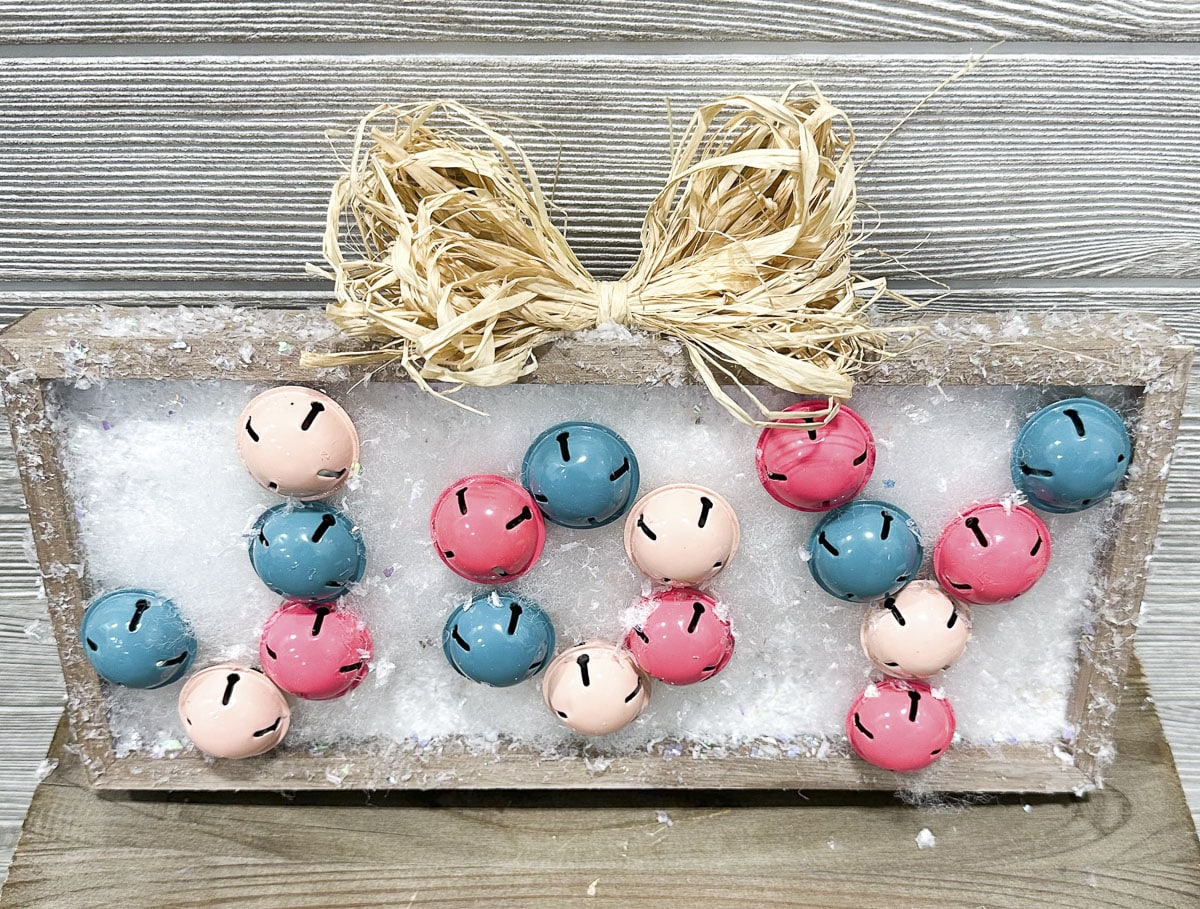 how to make a diy joy sign with jingle bells - Re-Fabbed