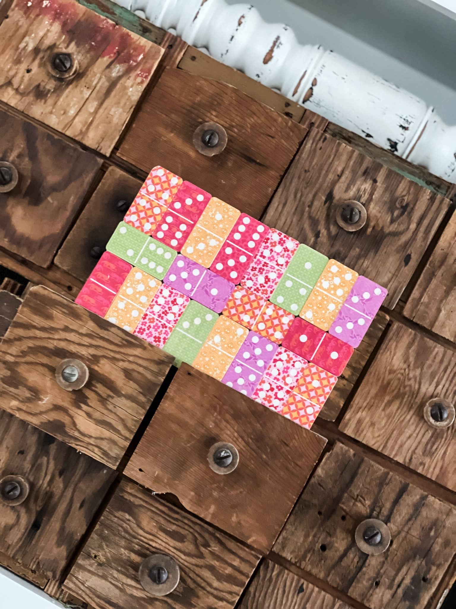 how to make diy wall decor using dominos - Re-Fabbed