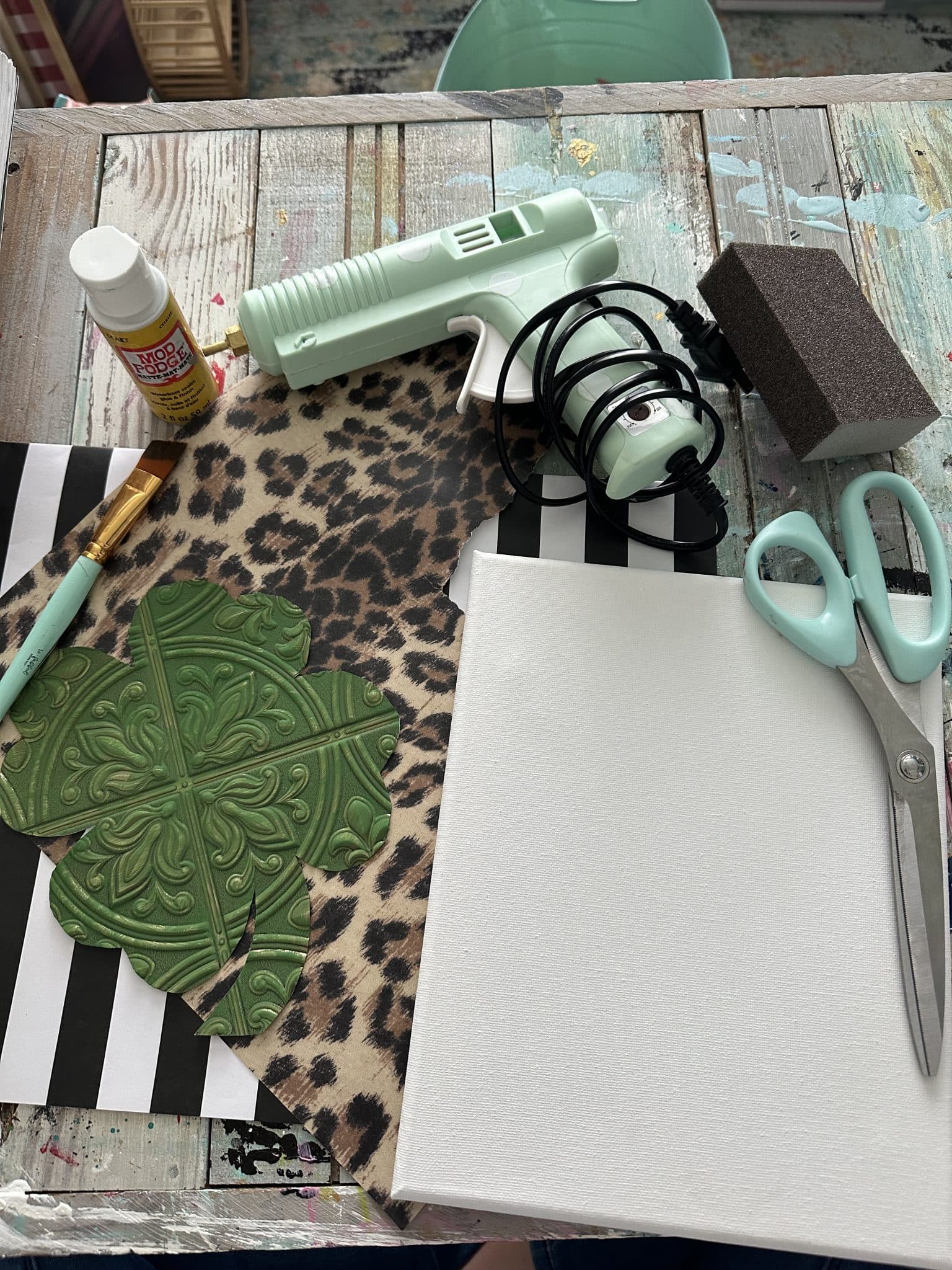 how to make a clover sign using sticky tiles - Re-Fabbed