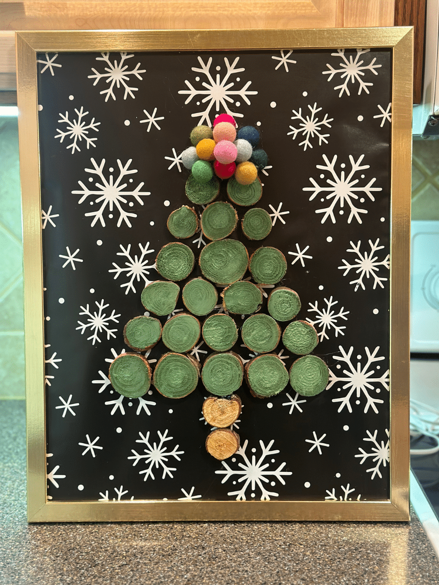 how to make a cute wood slice Christmas tree - Re-Fabbed