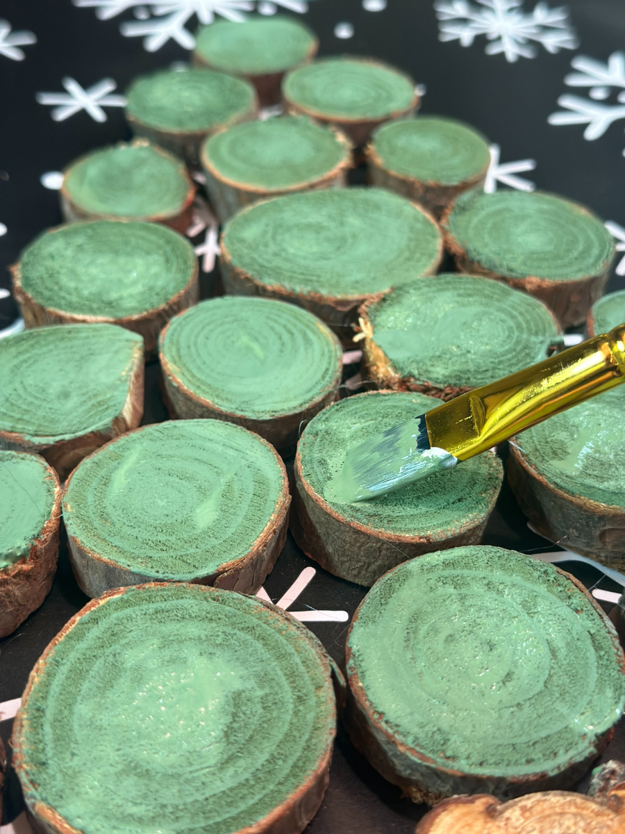 how to make a cute wood slice Christmas tree - Re-Fabbed