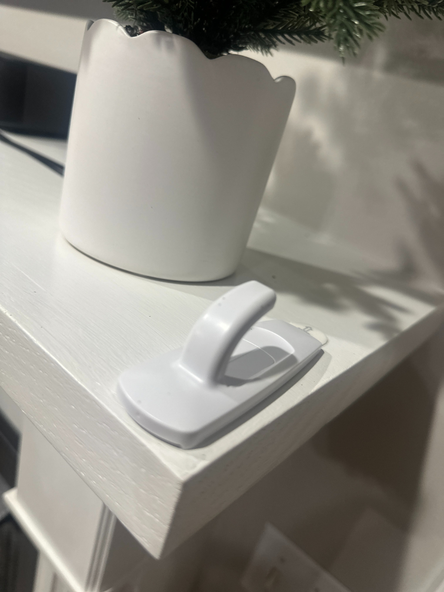 how to easily decorate a mantel with real-touch greenery - Re-Fabbed